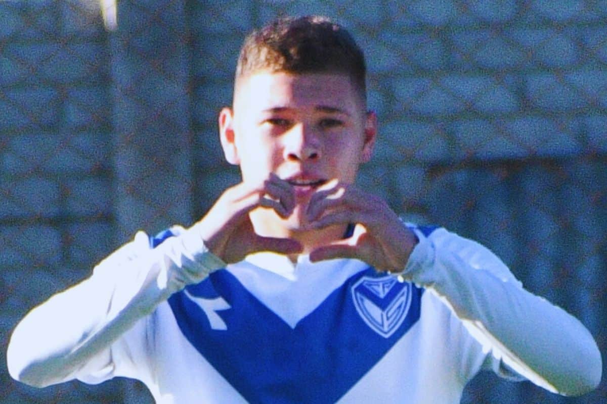 Vélez quiere blindar a Álex Verón: aún no debutó y ya ilusiona