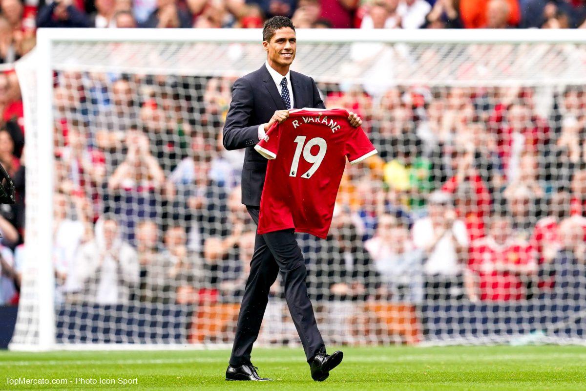 Manchester United : le numéro de maillot de Varane est connu