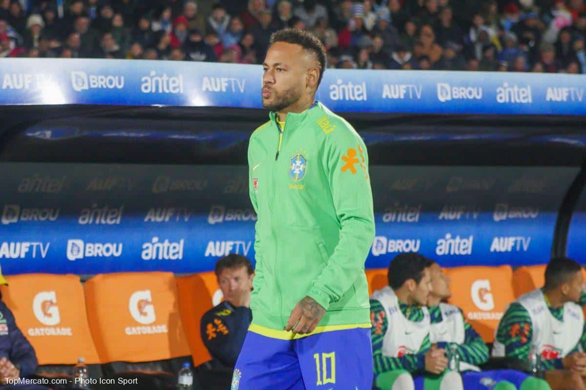Neymar s'affiche sur les réseaux, son nouveau look fait le buzz