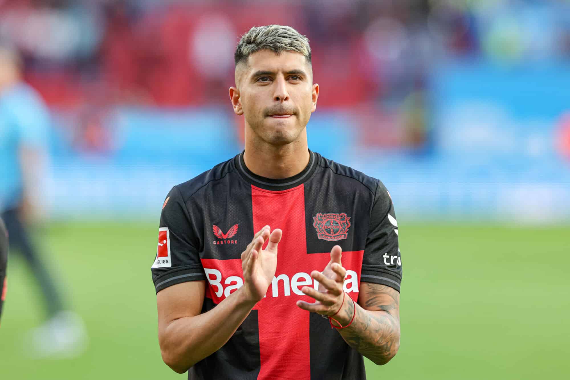 El gigante de Inglaterra que puso la mira sobre Exequiel Palacios El GIGANTE de Inglaterra que ...